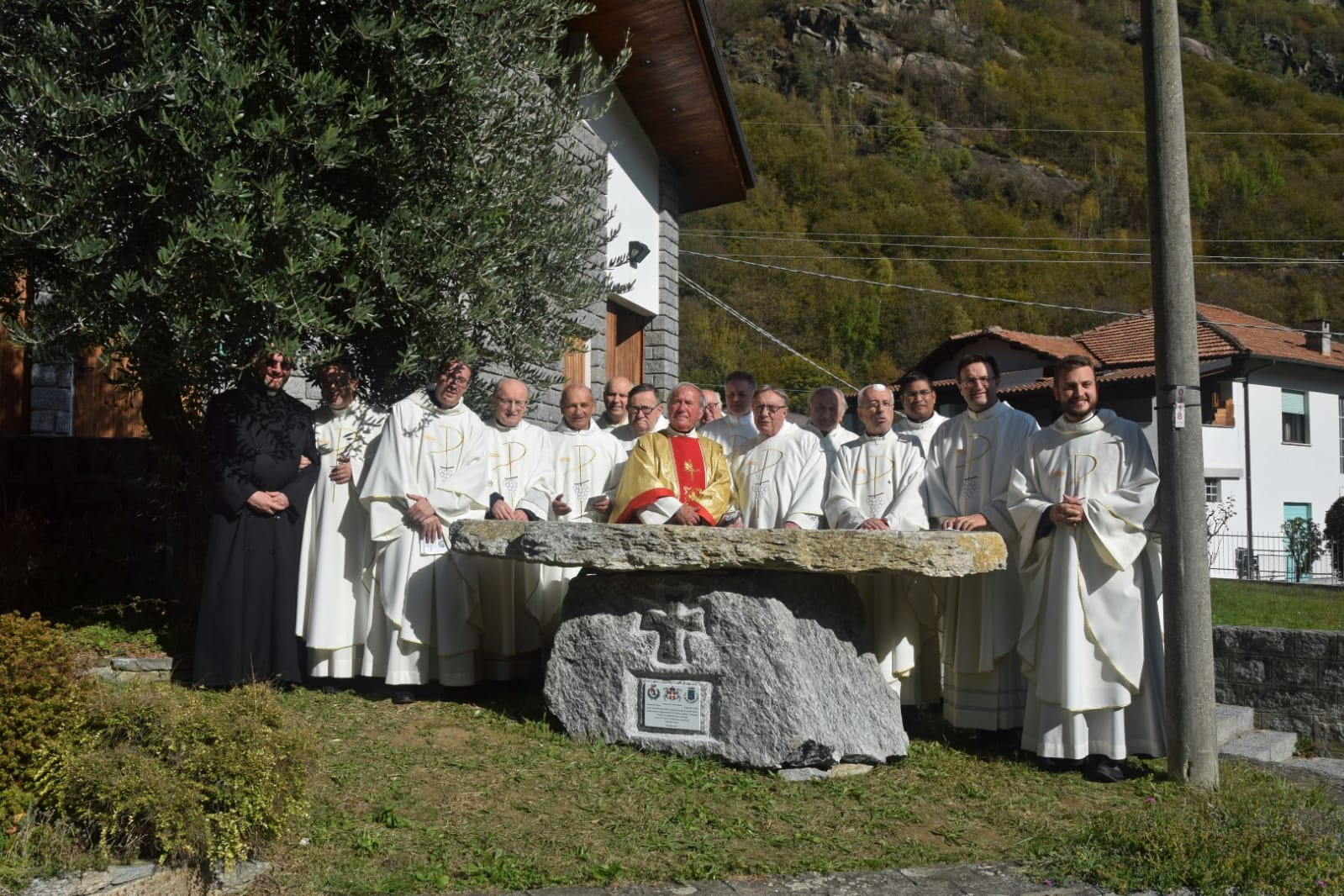 Don Dario Bertone festeggiato in alta Valle Orco - Prima il Canavese